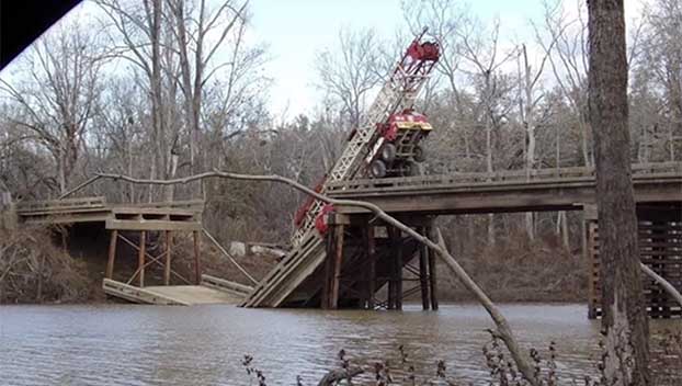 Mississippi bridge collapses leaving drilling rig stuck pointed to the ...